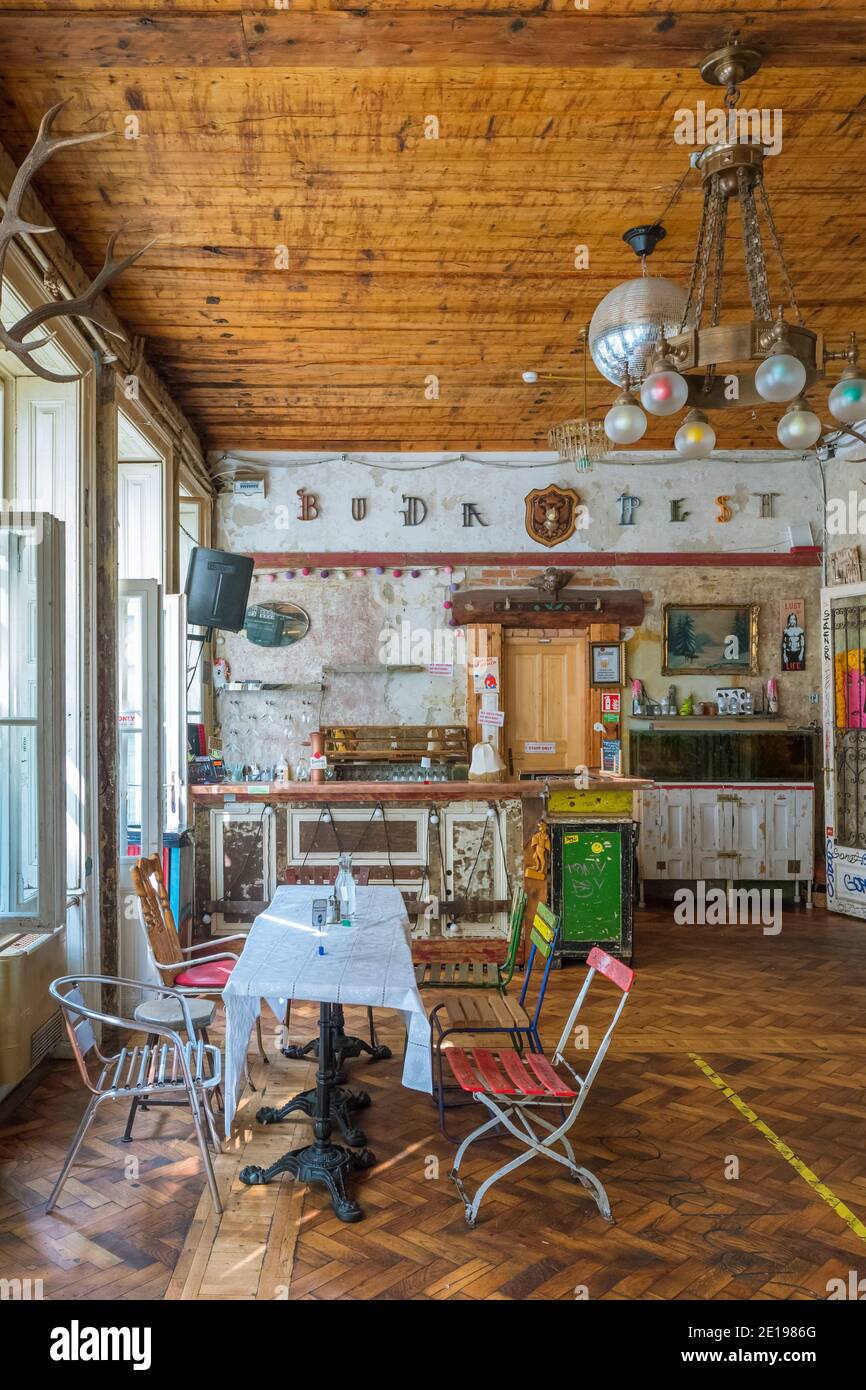 Szimpla garden ruin pub hungary hi-res stock photography and images - Alamy