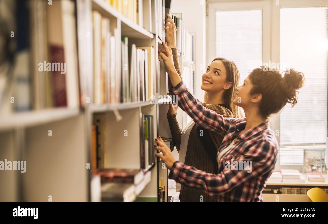 Girls talking book library hi-res stock photography and images - Alamy