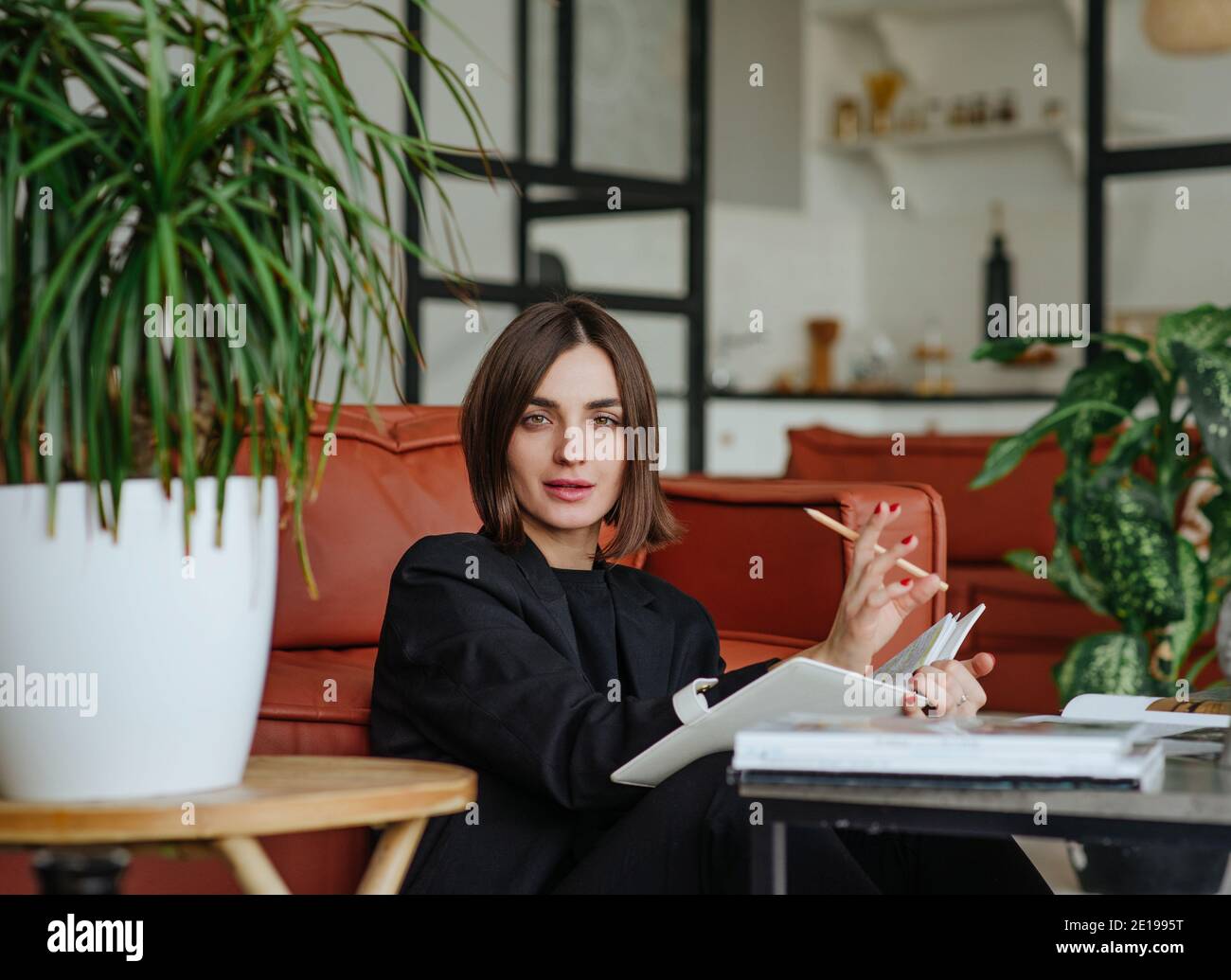 We work flexible workspace hi-res stock photography and images - Alamy