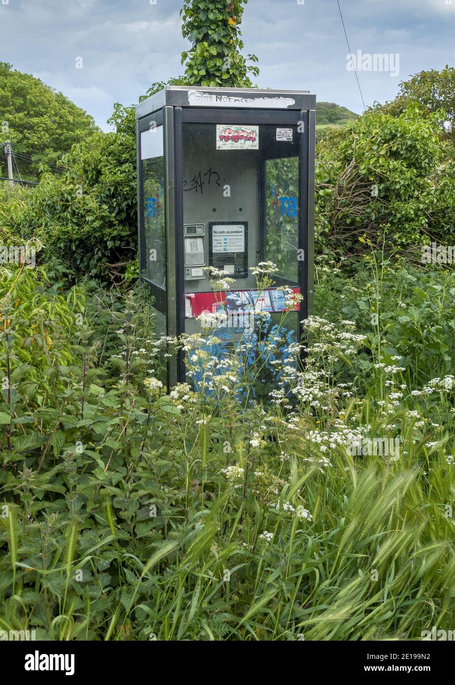 Out of service english phone booth hi-res stock photography and images ...