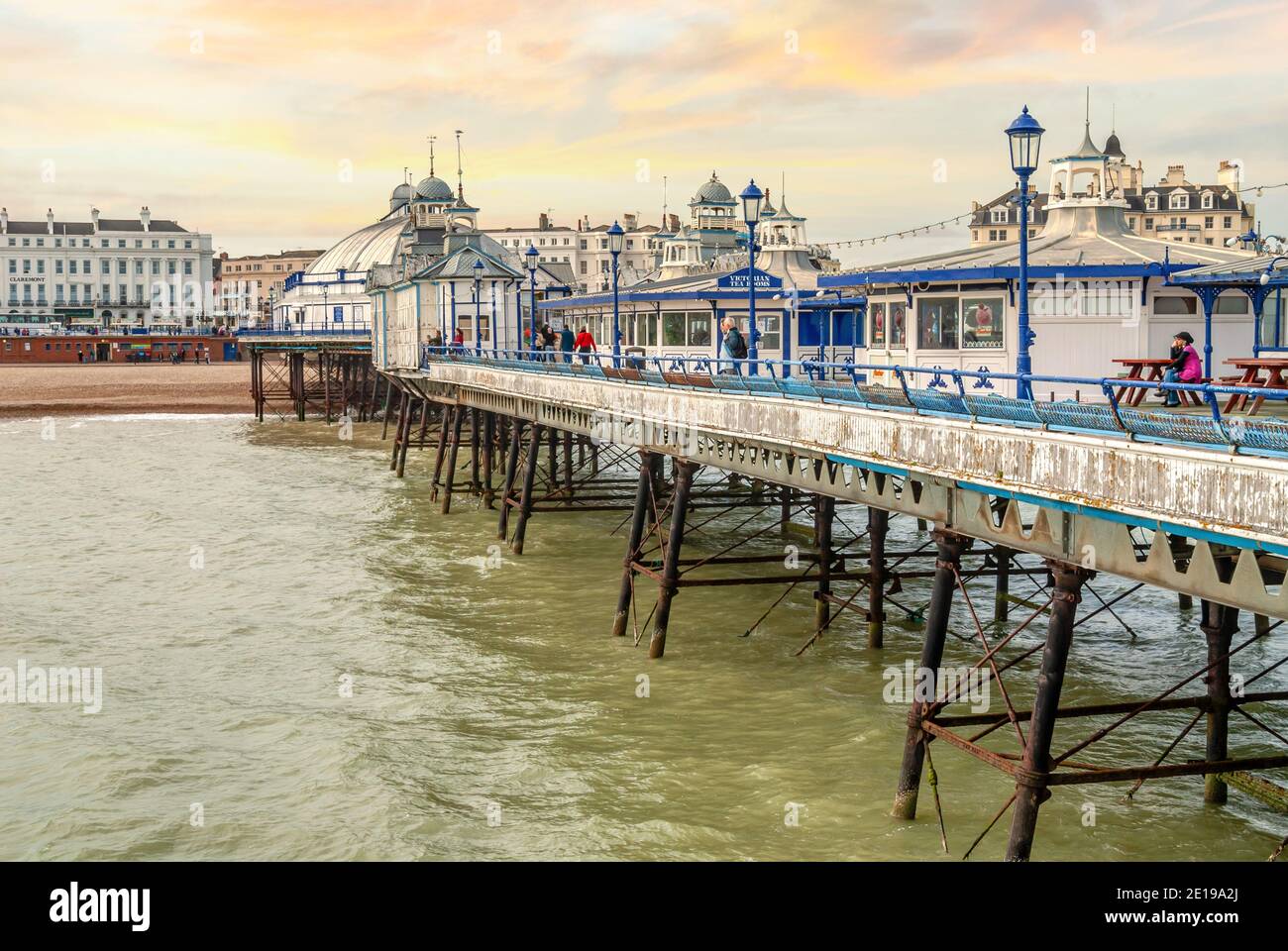 Uk pier beach seascape hi-res stock photography and images - Alamy