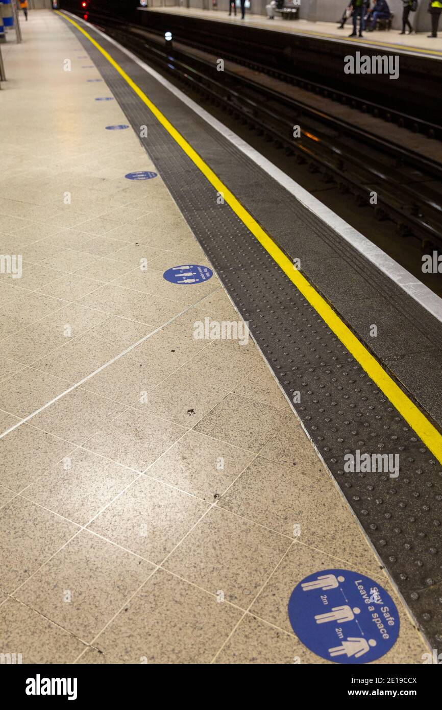 Platform at Canada Water underground station Stock Photo - Alamy
