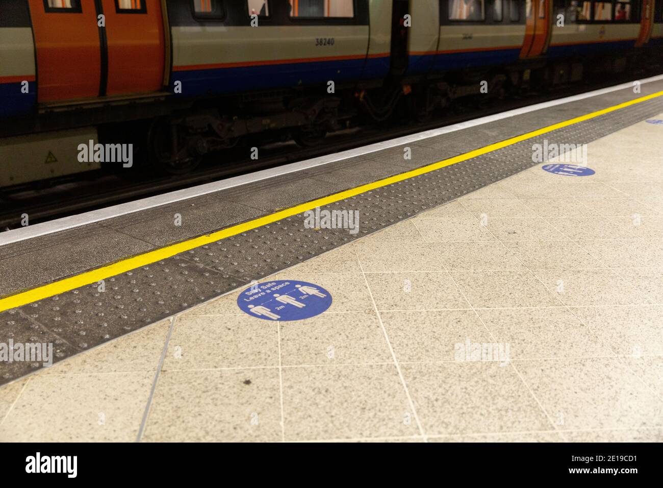 Platform at Canada Water underground station Stock Photo - Alamy