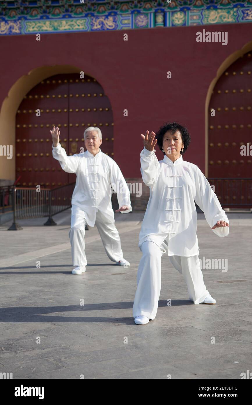 Elderly chinese people doing tai chi hi-res stock photography and ...