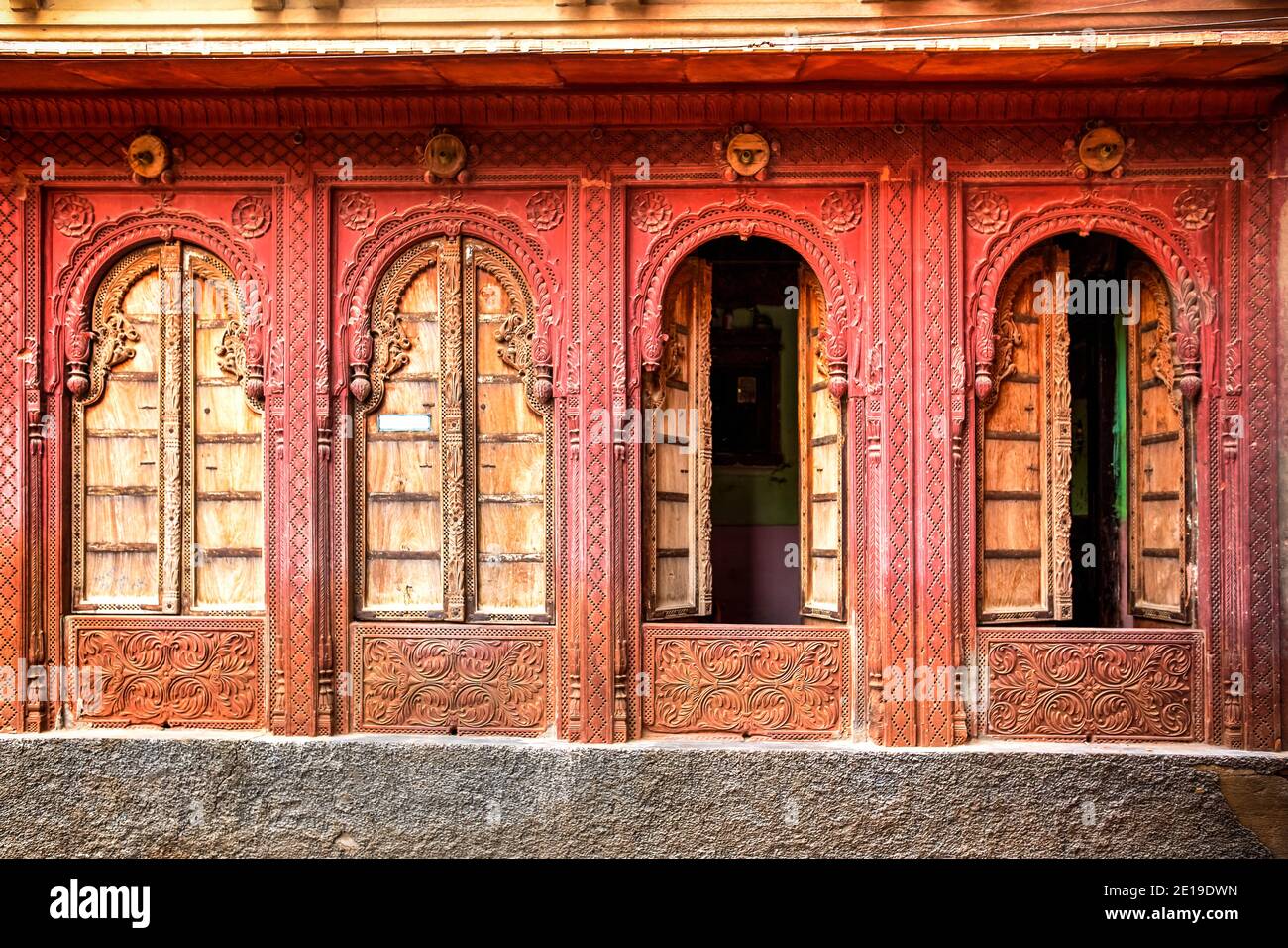 Haveli windows seen on the streets of old city of Bikaner, Rajasthan ...