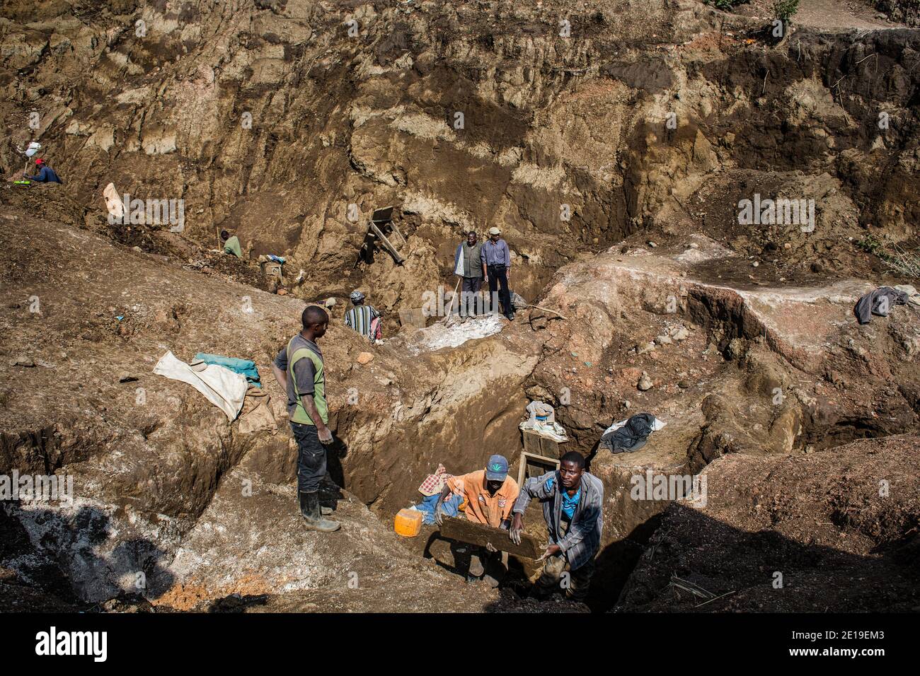 Artisanal illegal mining in Democratic Republic of Congo Stock Photo ...