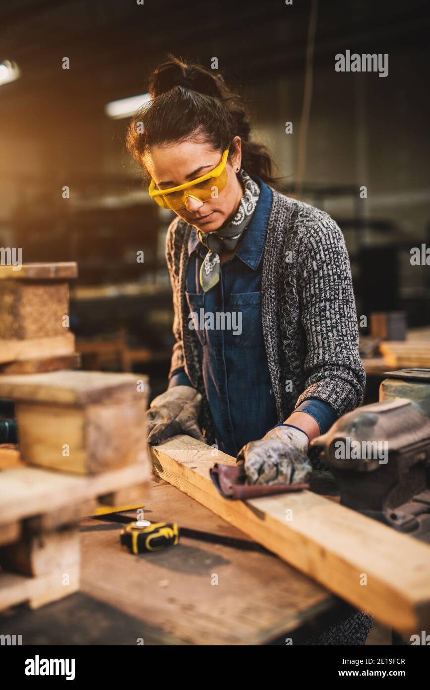 Hispanic female carpenter hi-res stock photography and images - Alamy