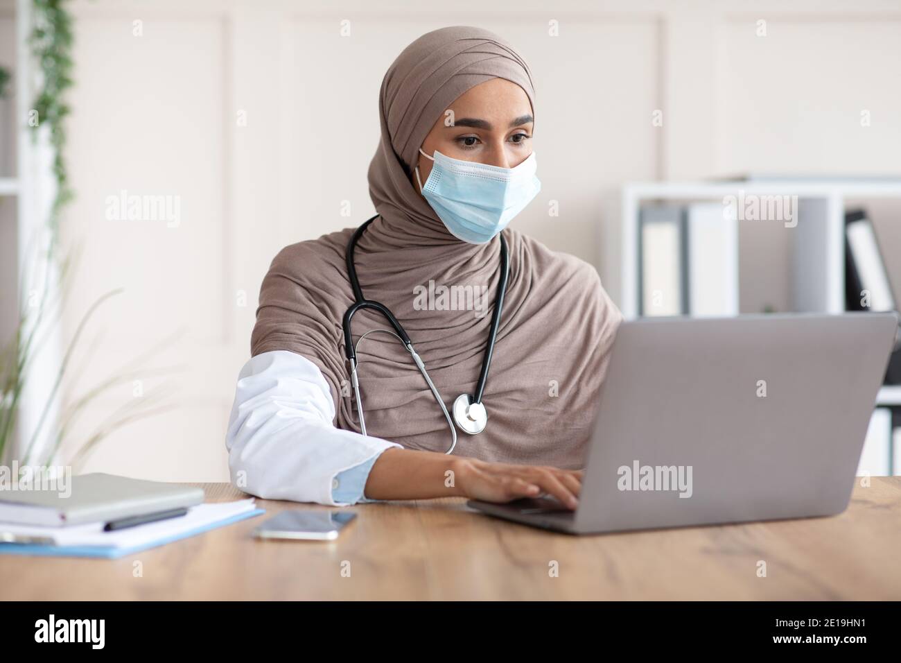 Female doctor using face mask hi-res stock photography and images - Alamy