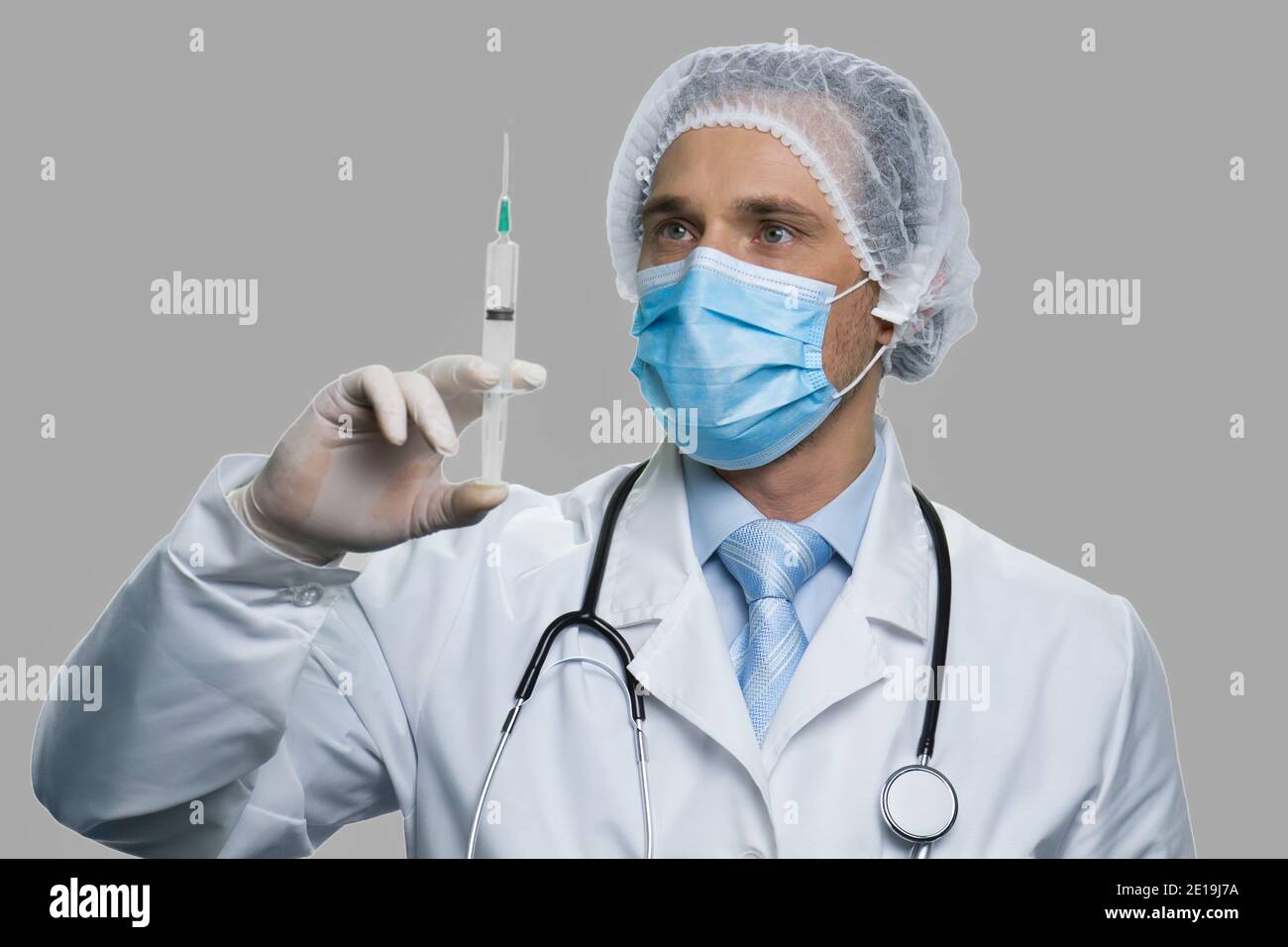Male doctor preparing syringe for injection Stock Photo - Alamy