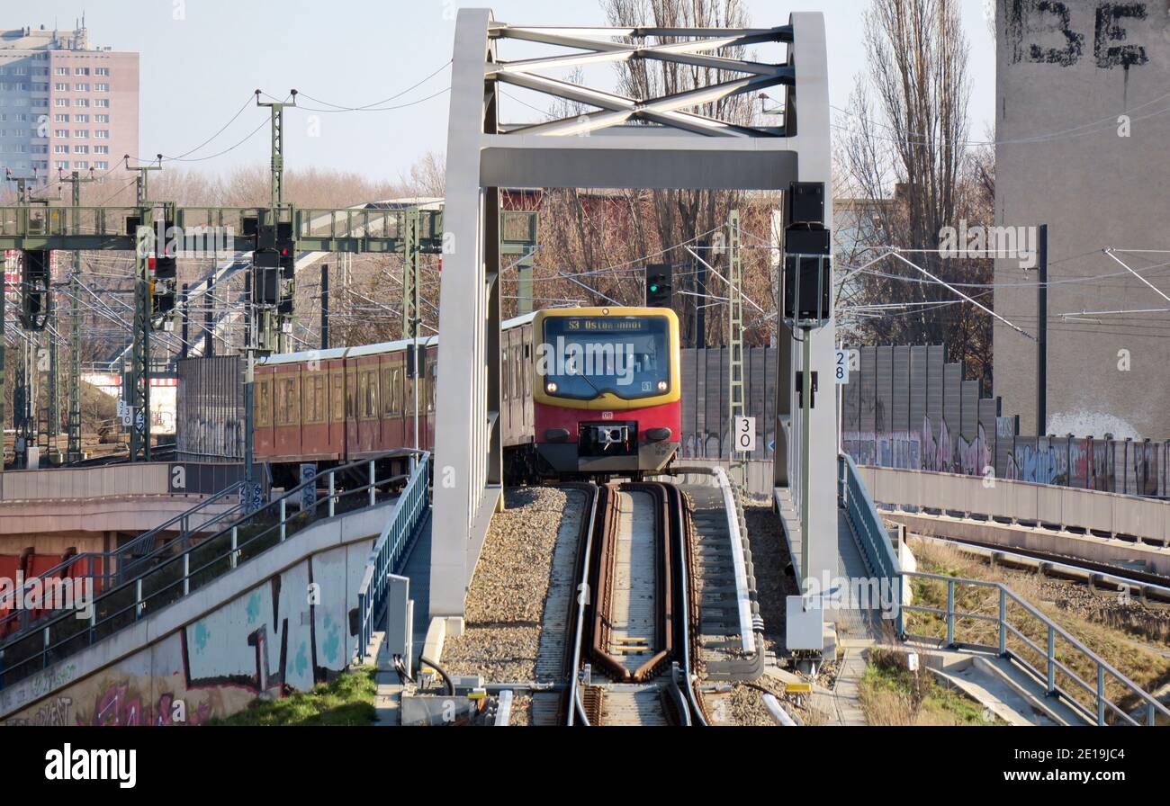 08 February 2020, Berlin: An S-Bahn of the line S3 Ostbahnhof crosses ...