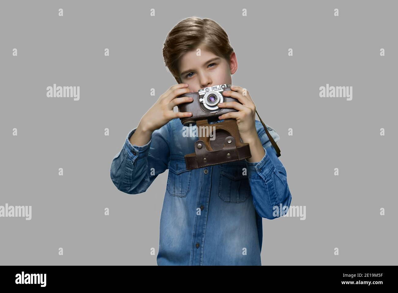 Little boy using vintage camera Stock Photo - Alamy