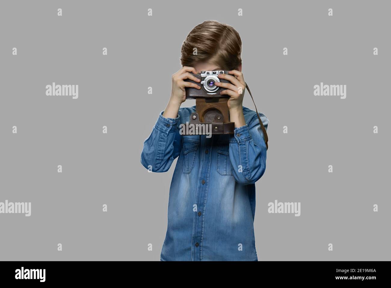 Little boy using old retro camera Stock Photo - Alamy