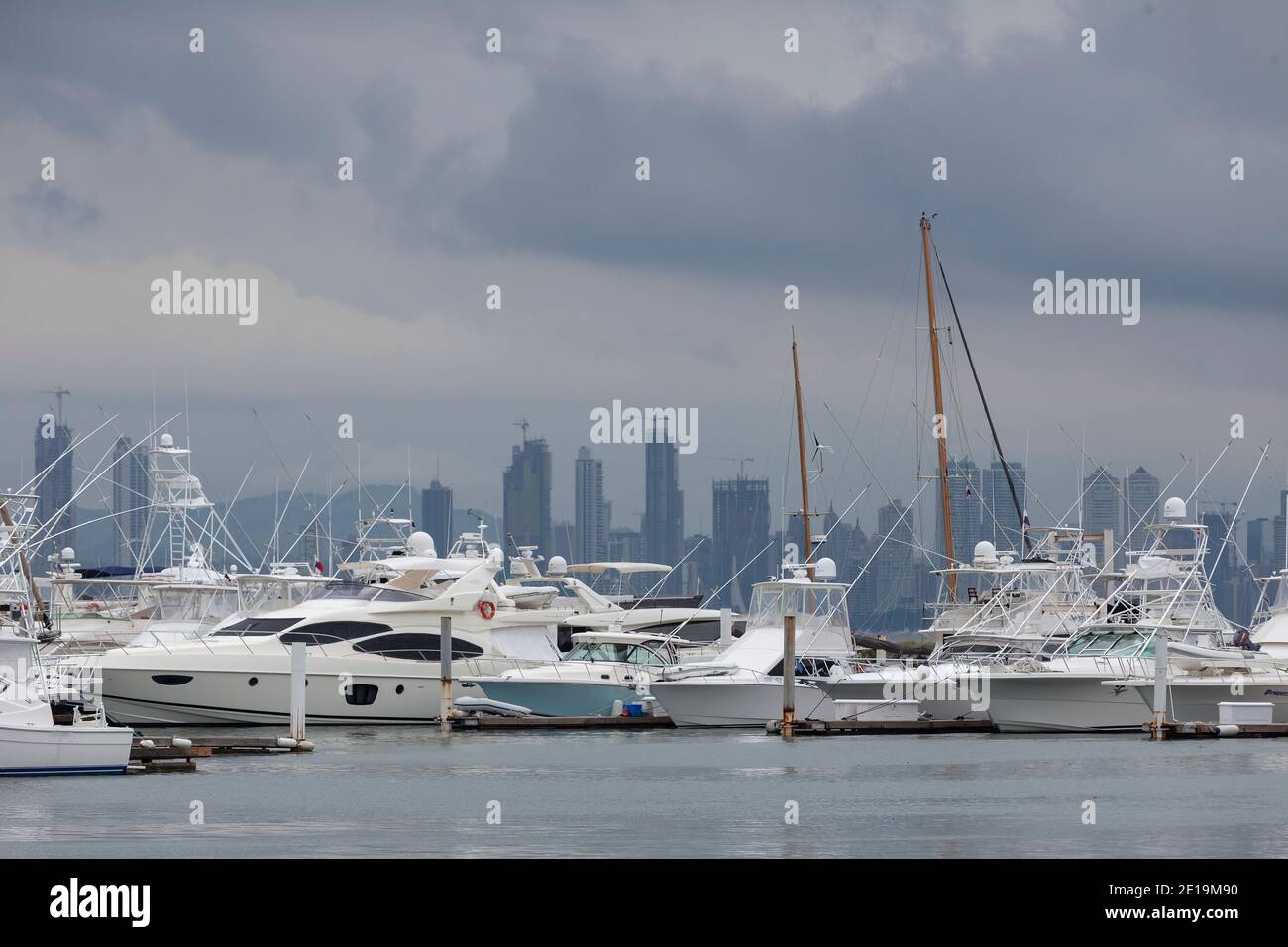 Yacht harbour and the skyline of panama city hi-res stock photography ...