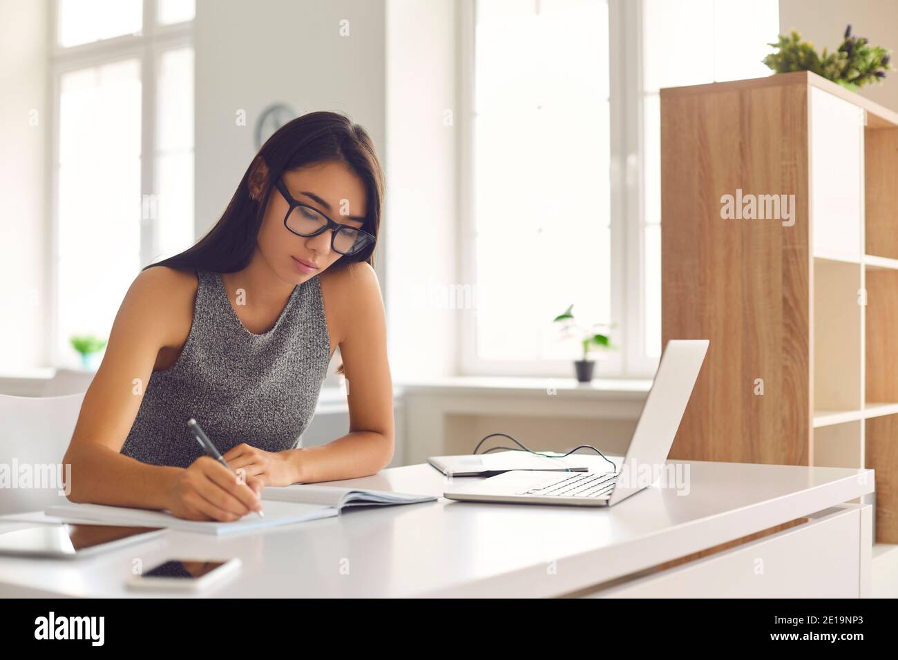 Person listening taking notes hi-res stock photography and images - Alamy