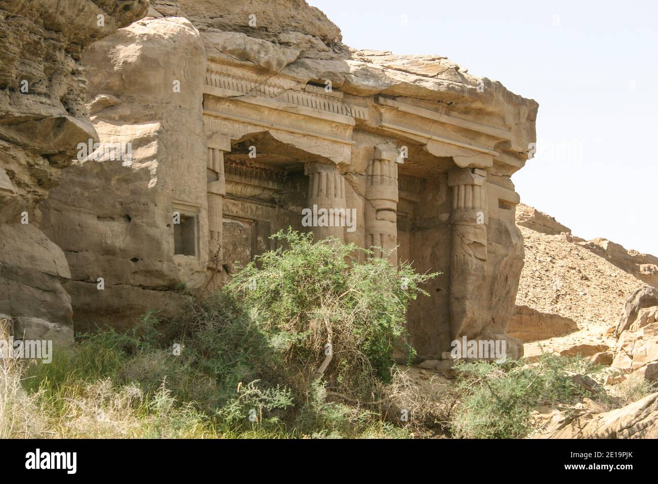 EGYPTIAN RUINS ON NILE RIVER BANKS Stock Photo - Alamy