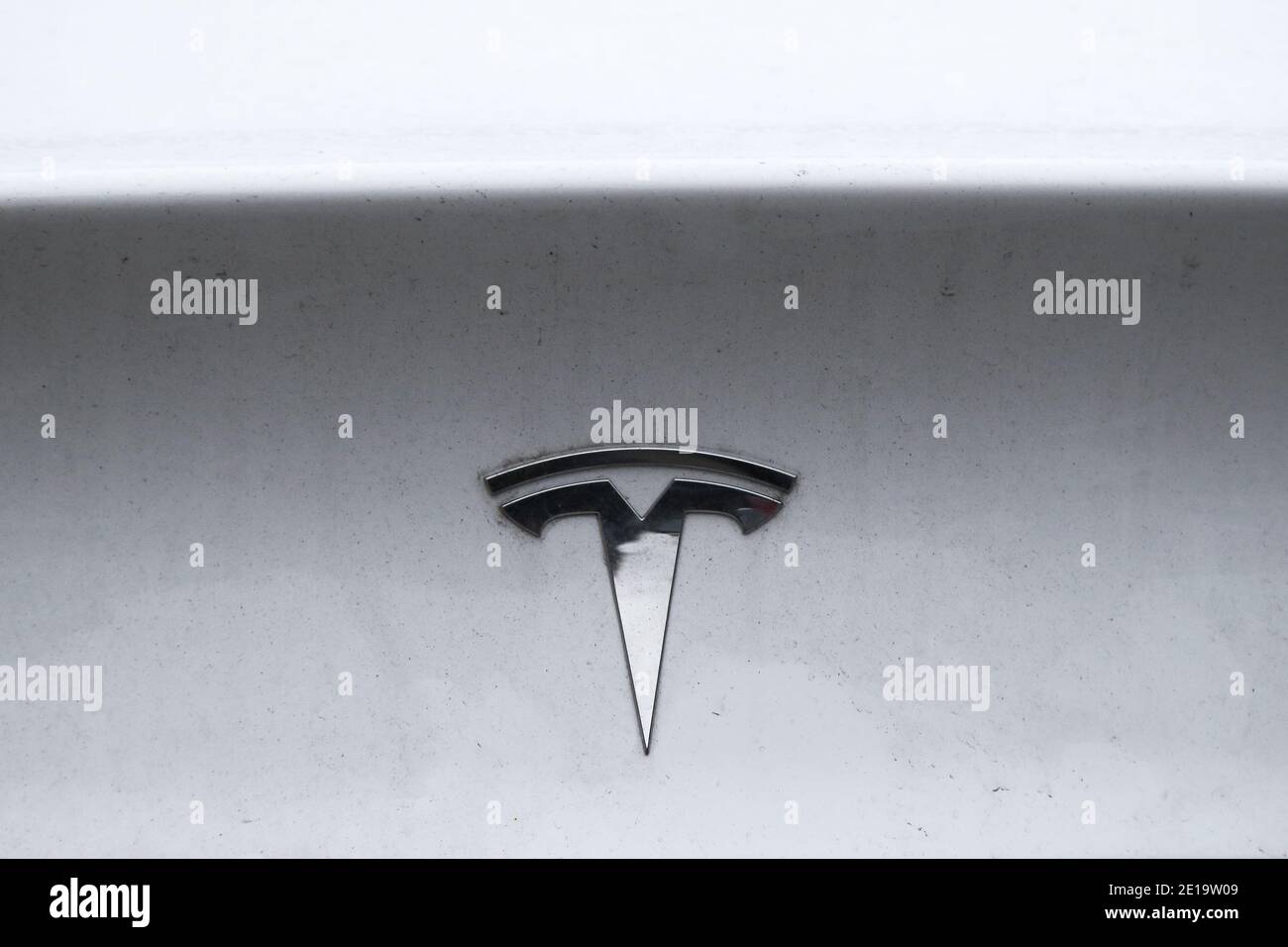 White tesla logo hi-res stock photography and images - Alamy