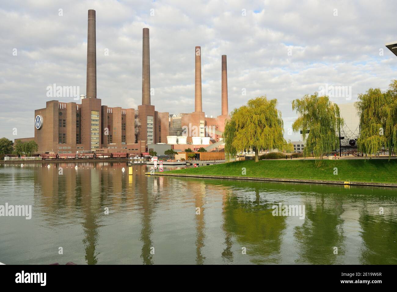 Volkswagenwerk, car factory, Mittelland canal, Autostadt, Wolfsburg ...