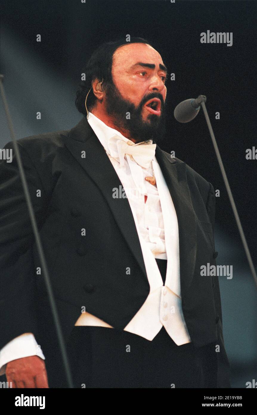Luciano pavarotti on stage hi-res stock photography and images - Alamy