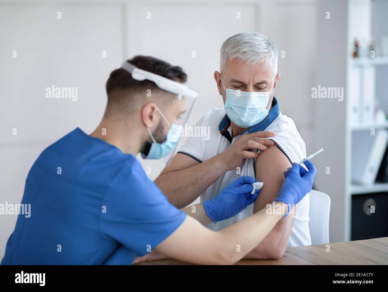 Doctor injection hi-res stock photography and images - Alamy