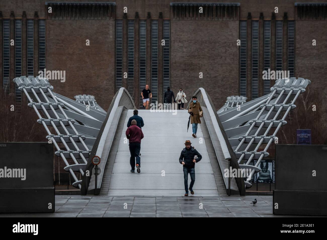 Three tier bridge hi-res stock photography and images - Alamy