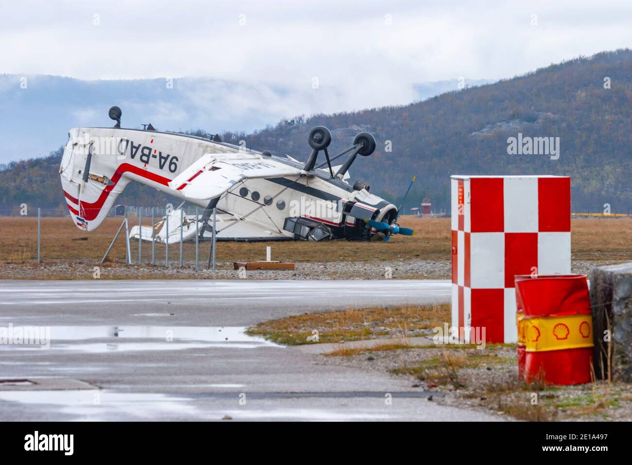 Airplane crash photos hi-res stock photography and images - Alamy