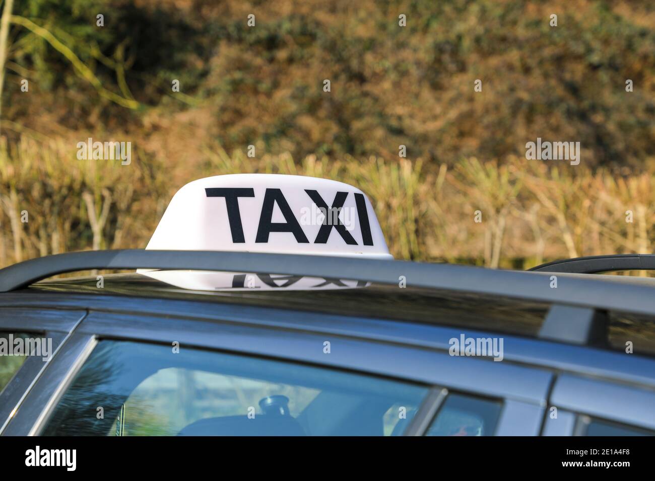 Uk taxi sign hi-res stock photography and images - Alamy