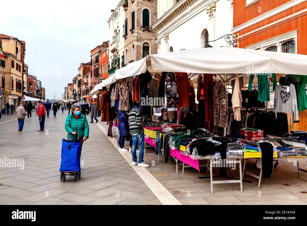 Clothes market hi-res stock photography and images - Alamy