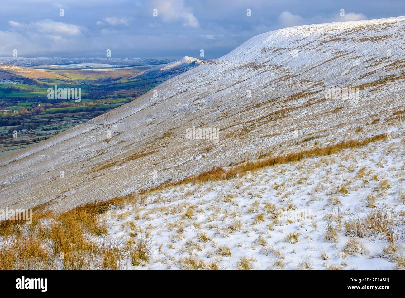 The slopes of Rushup Edge dropping into the Edale valley, Lose Hill in ...
