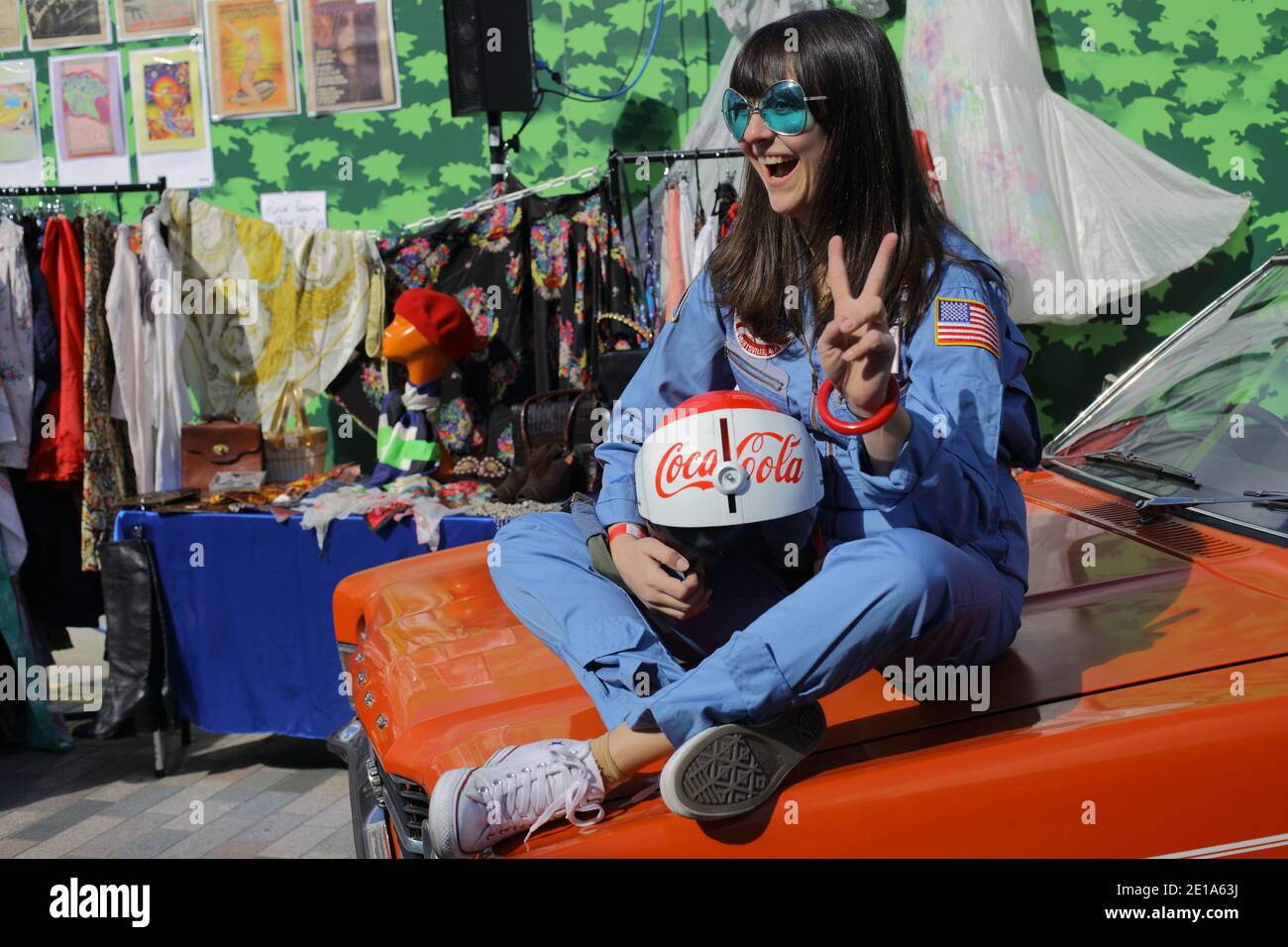 GREAT BRITAIN /England /London /Woman is making peace sign with fingers ...