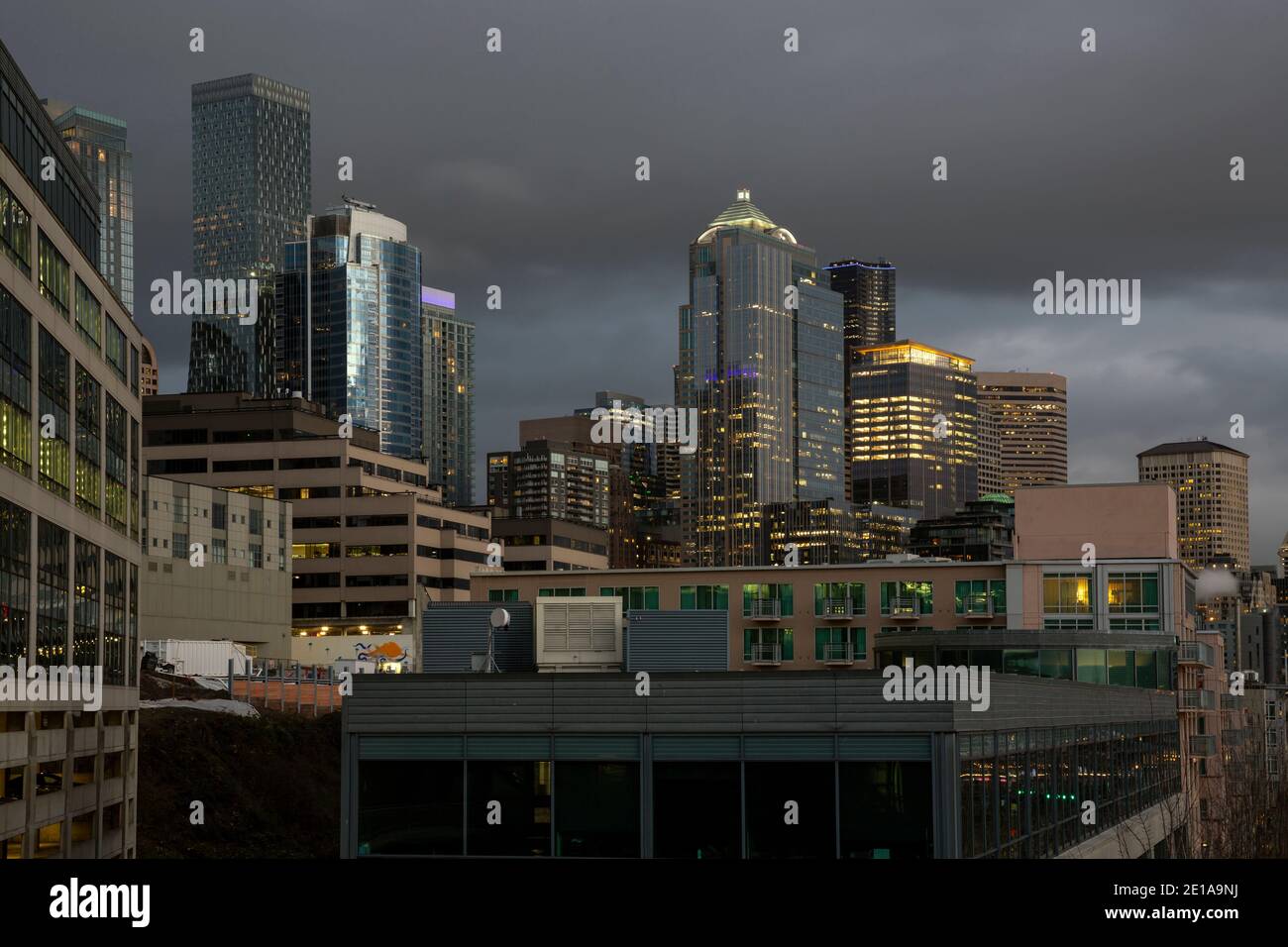 WA19000-00...WASHINGTON - The downtown Seattle highrise office ...