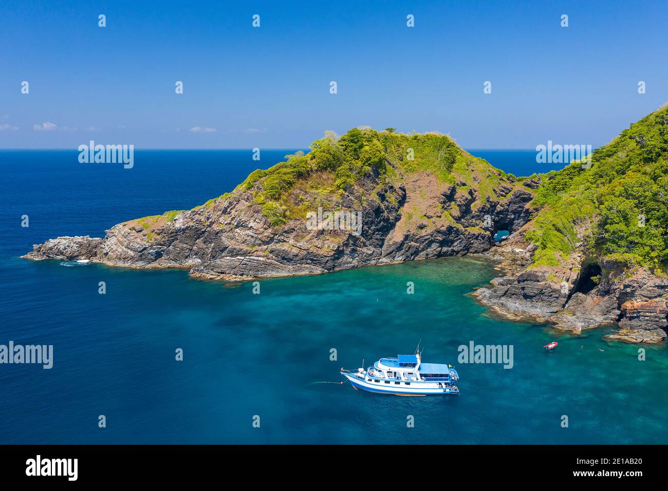 Island sea water ocean diving boat hi-res stock photography and images ...