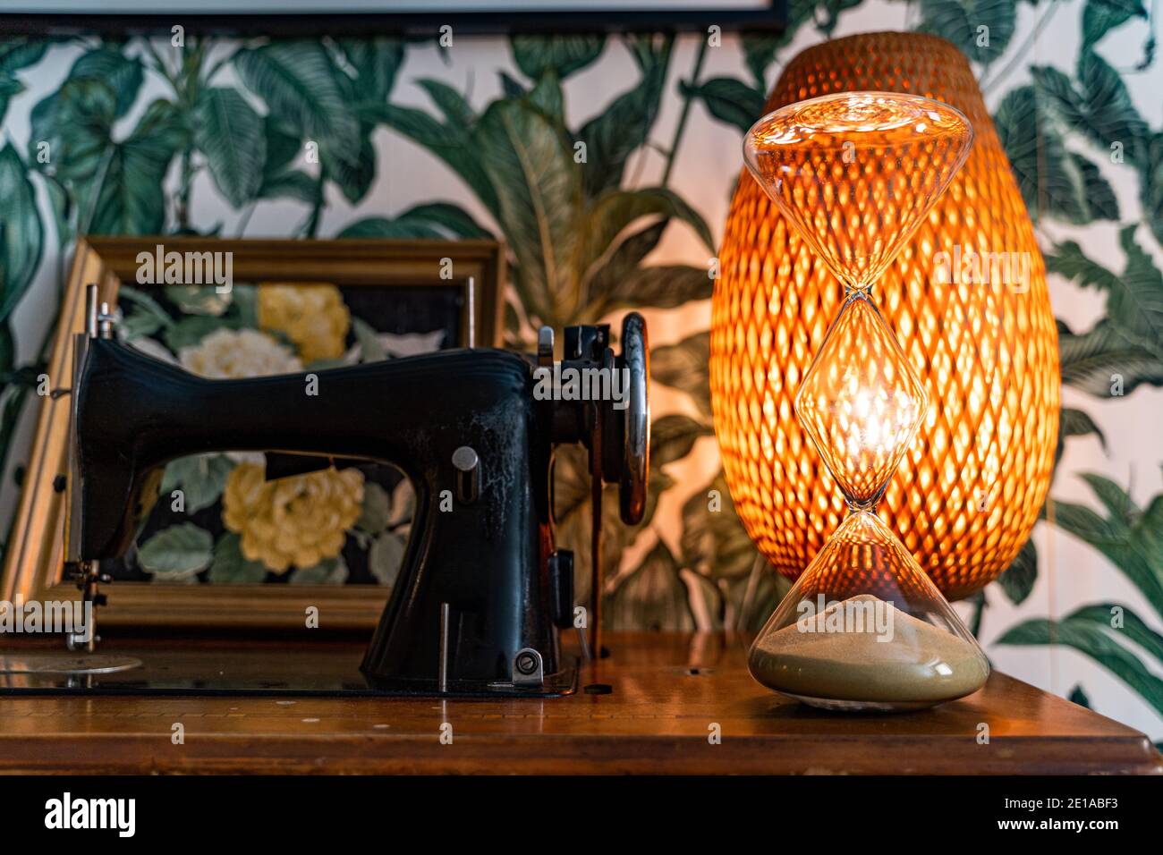 Floral sewing machine hi-res stock photography and images - Alamy