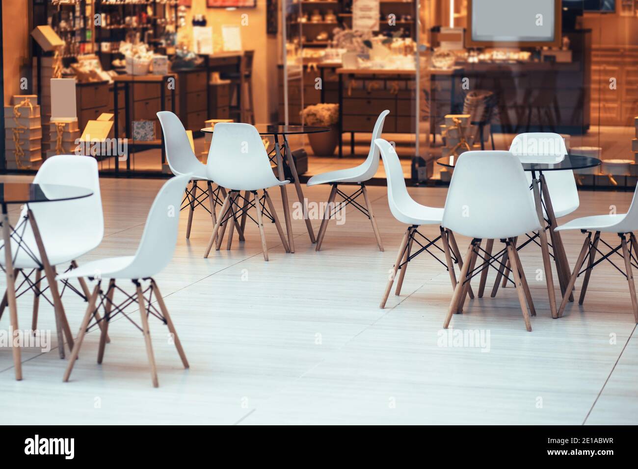 lot of empty tables in the restaurant hall Stock Photo - Alamy