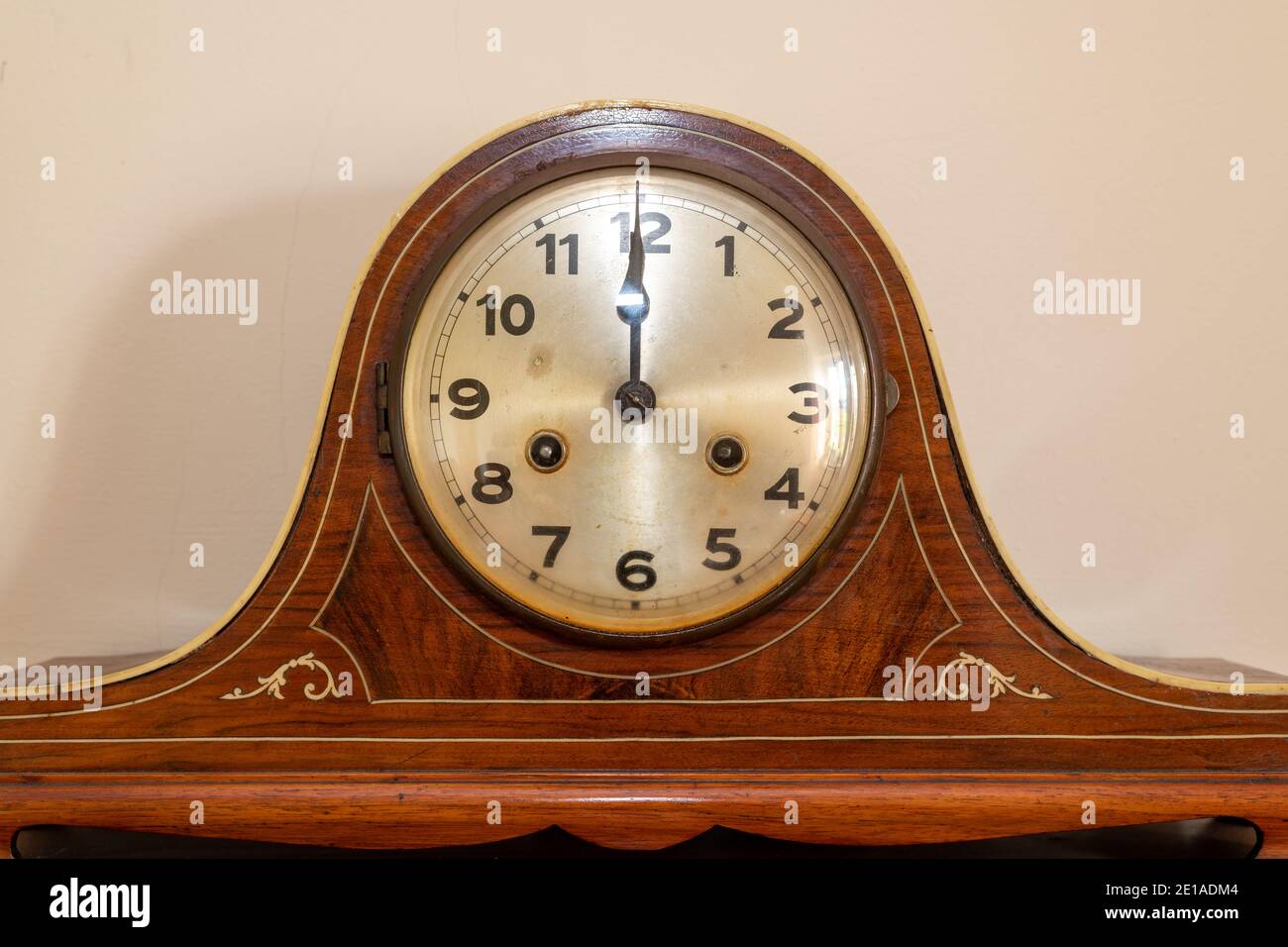 Clock noon midnight 12 hi-res stock photography and images - Alamy