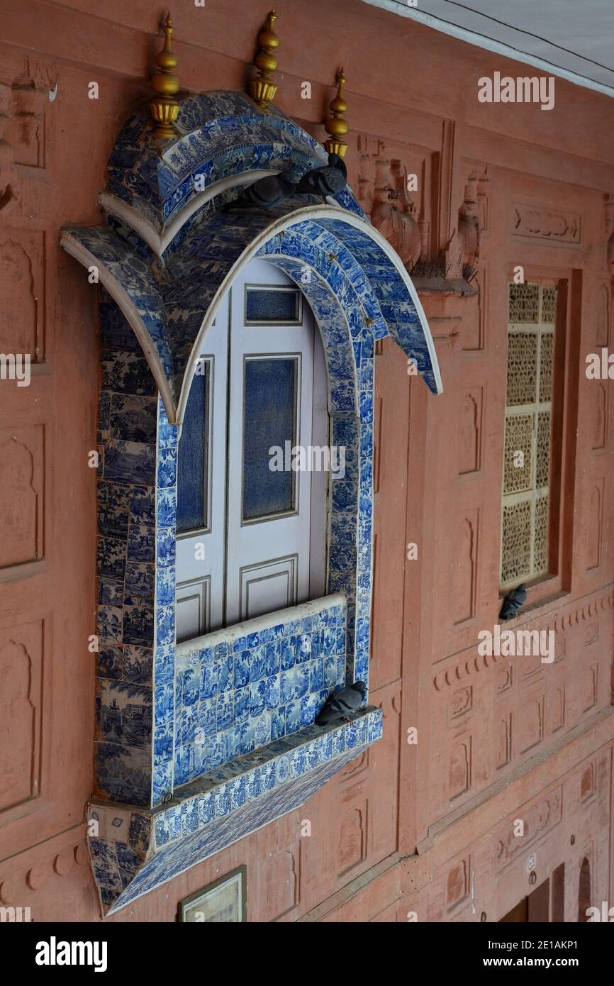 Oriels made of porcelain tiles at Junagarh fort in Bikaner Stock Photo ...