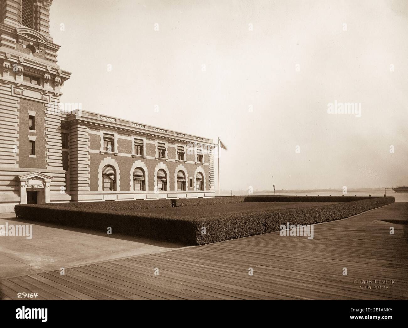 Immigrant family ellis island hi-res stock photography and images - Alamy