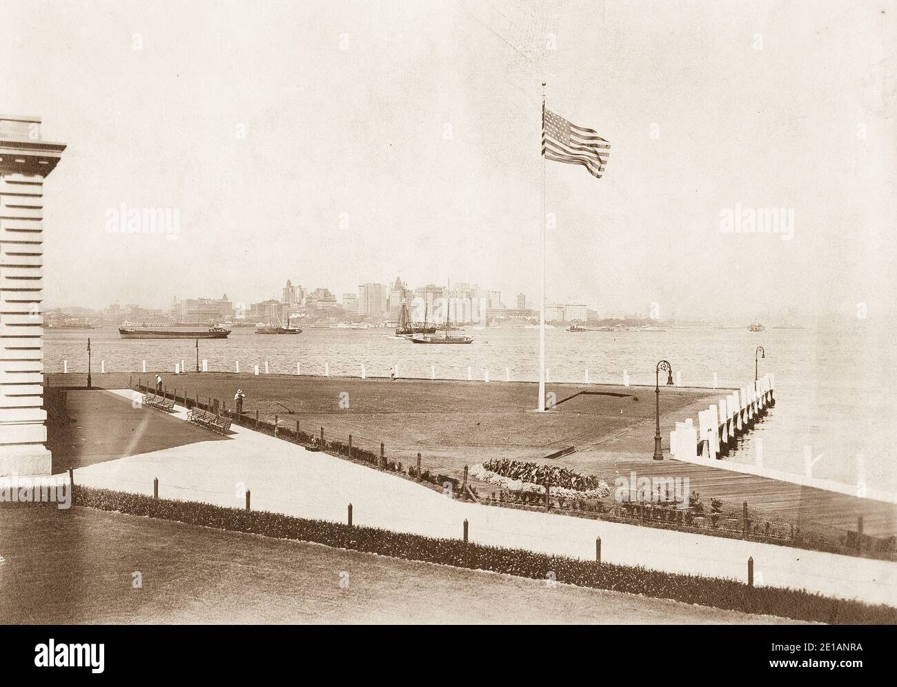 Immigrant family ellis island hi-res stock photography and images - Alamy