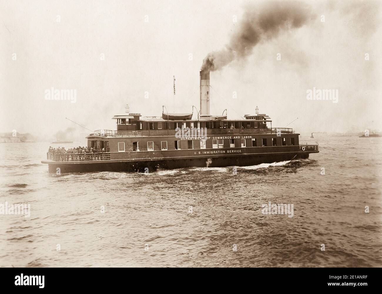 Immigrant family ellis island hi-res stock photography and images - Alamy