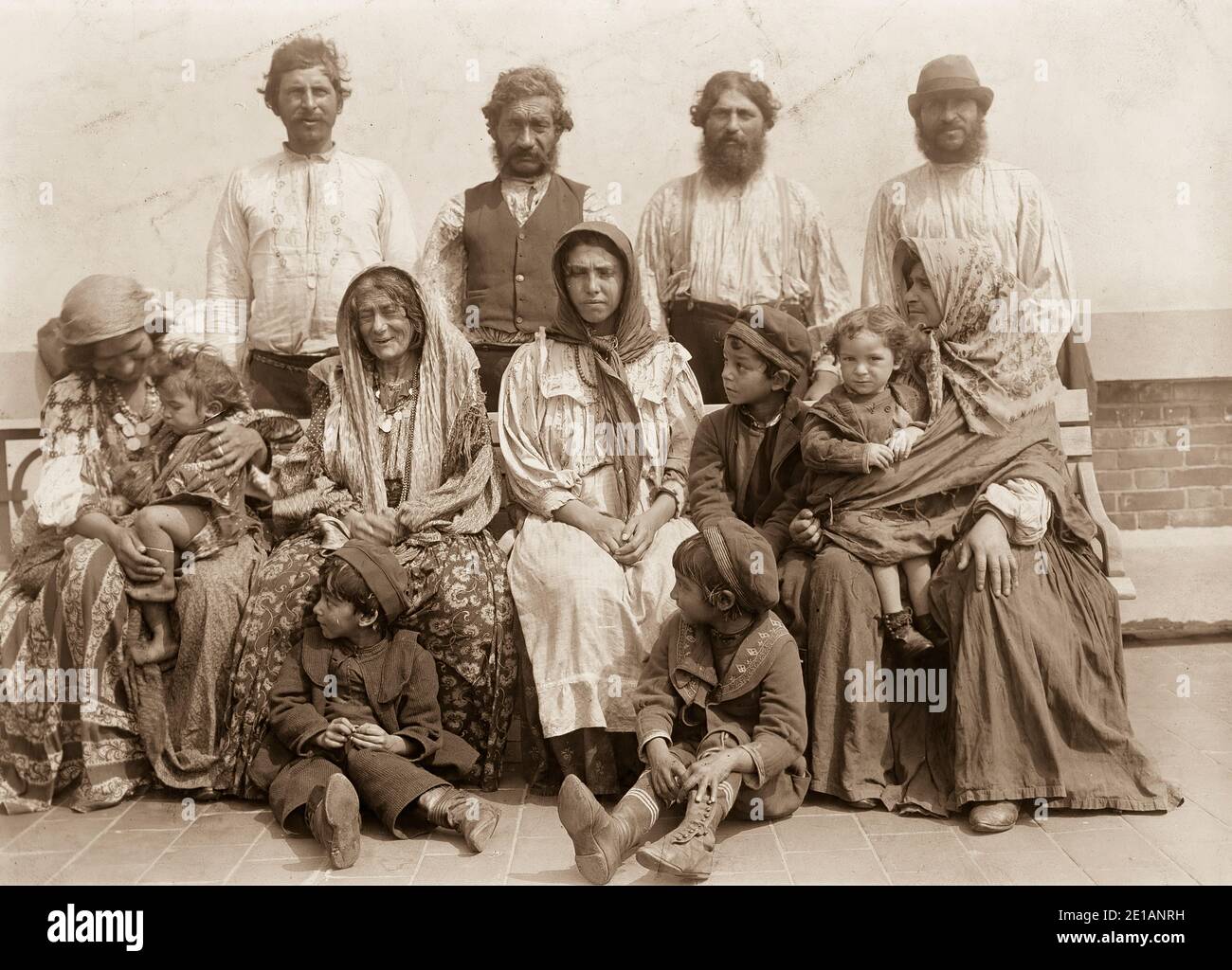 Immigrant family ellis island hi-res stock photography and images - Alamy