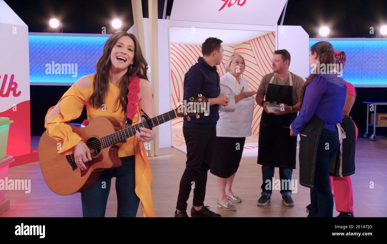 BEST LEFTOVERS EVER, left: host and judge Jackie Tohn, (Season 1, ep ...