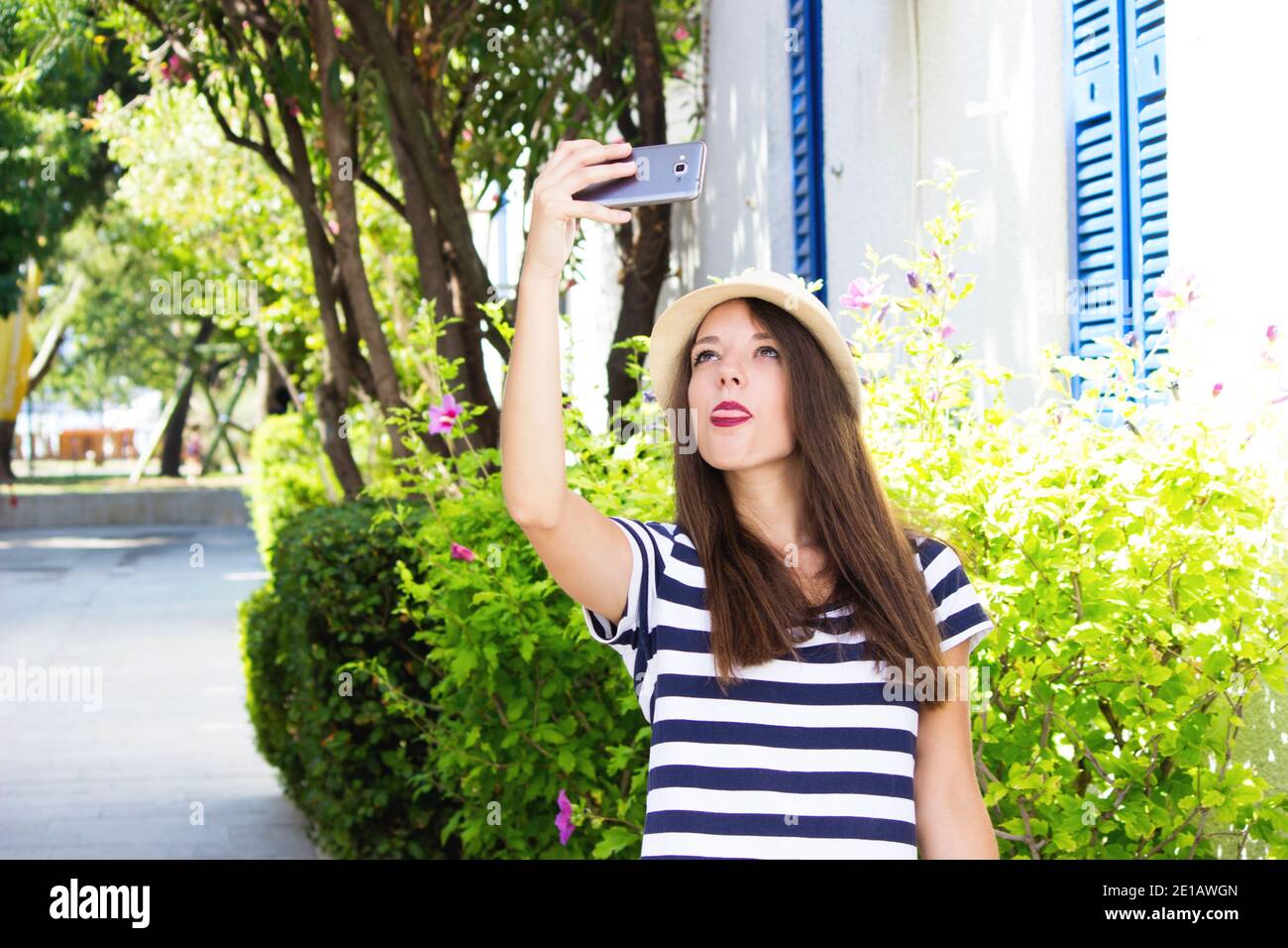 girl smartphone selfie posing Stock Photo - Alamy