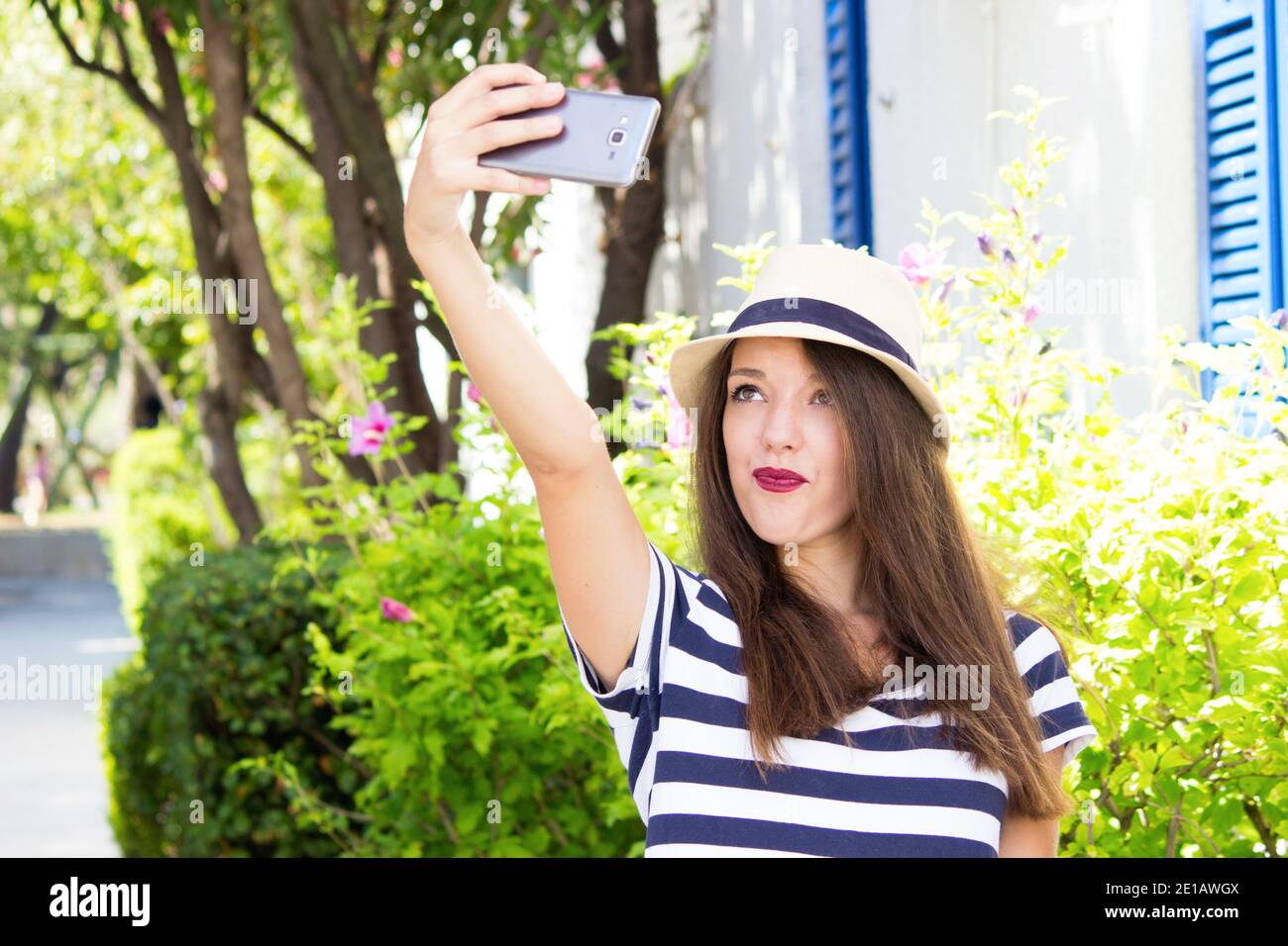 girl smartphone selfie posing Stock Photo - Alamy