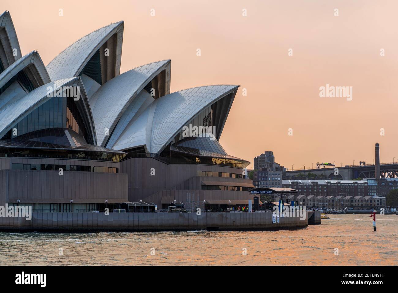 Sydney Opera House covered in amber haze during the 2020 bush fire ...