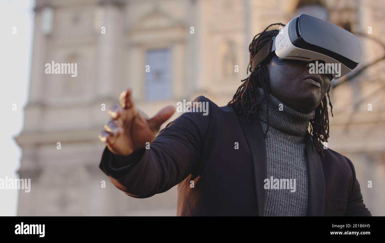 Man reality virtual headset hi-res stock photography and images - Alamy