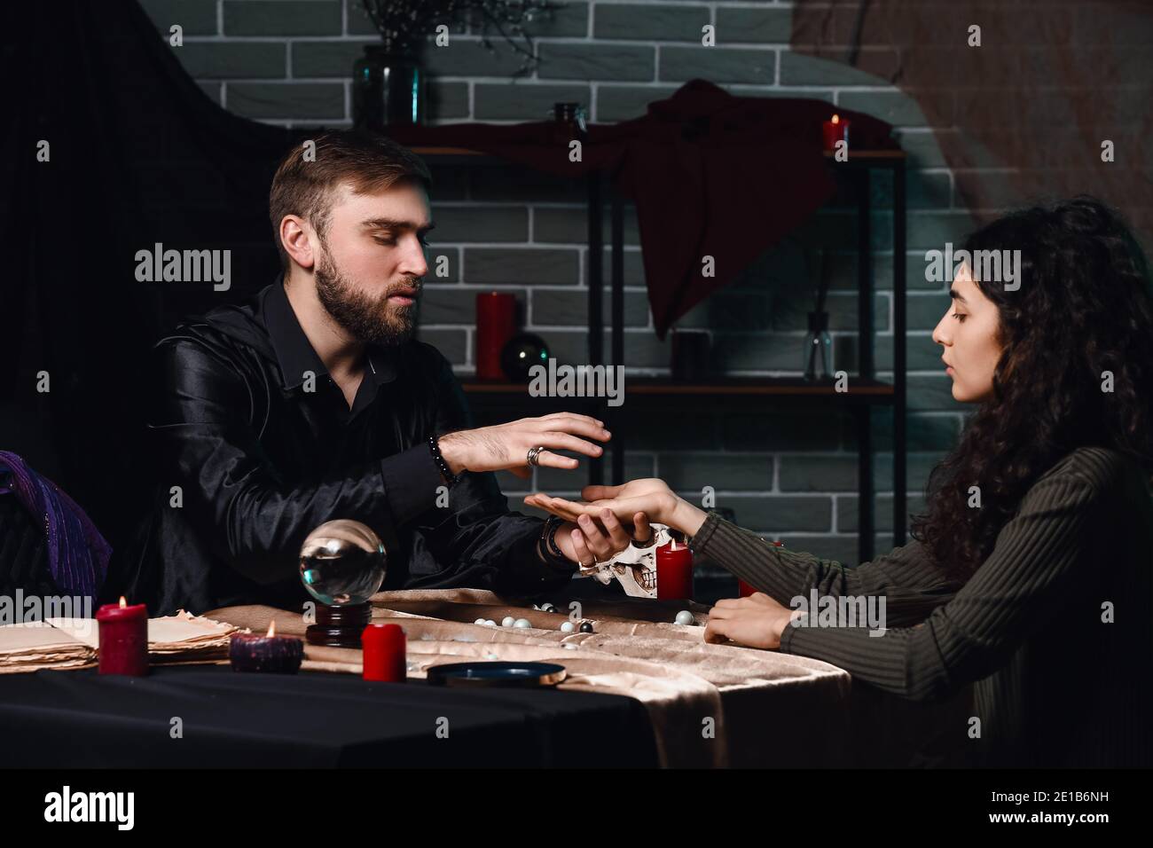 Clairvoyant telling client her future Stock Photo - Alamy