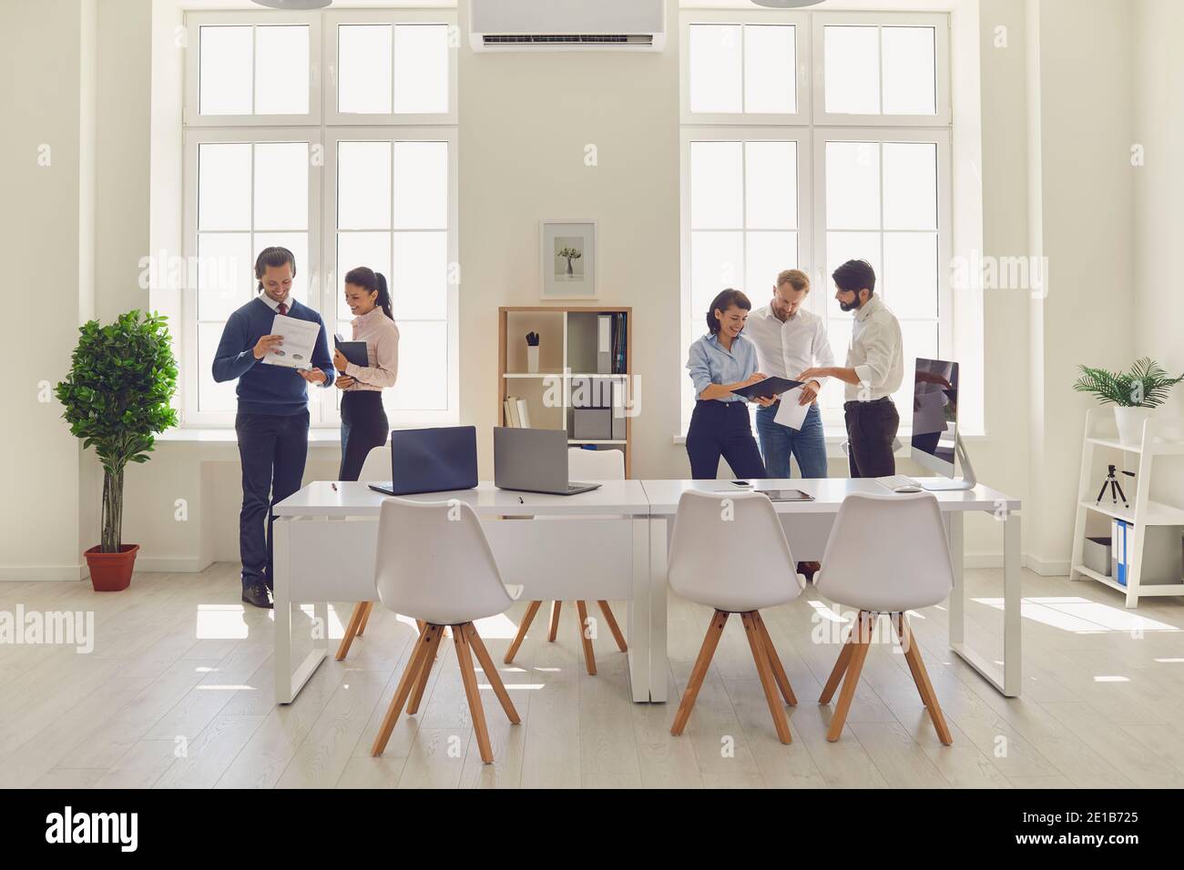 Documents employee hi-res stock photography and images - Alamy