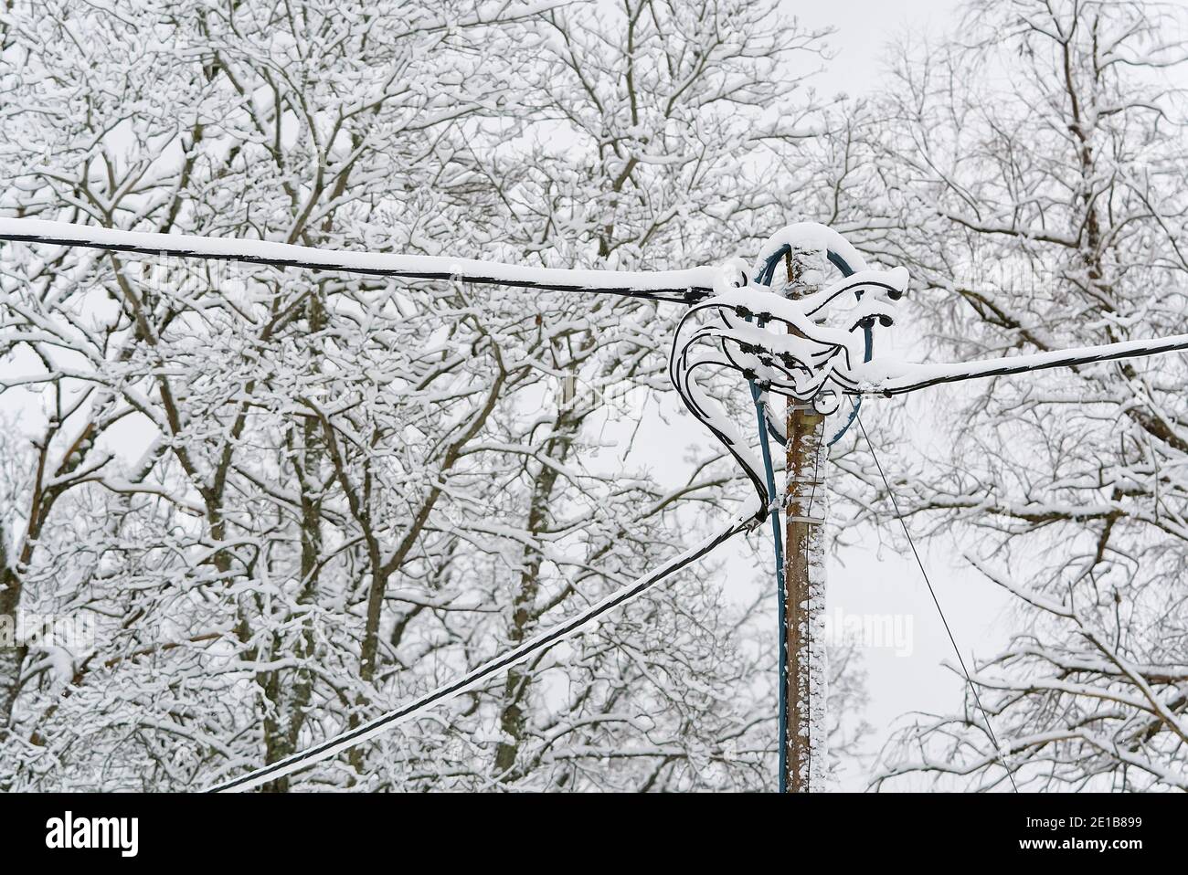street lighting electric wires under the snow Stock Photo - Alamy