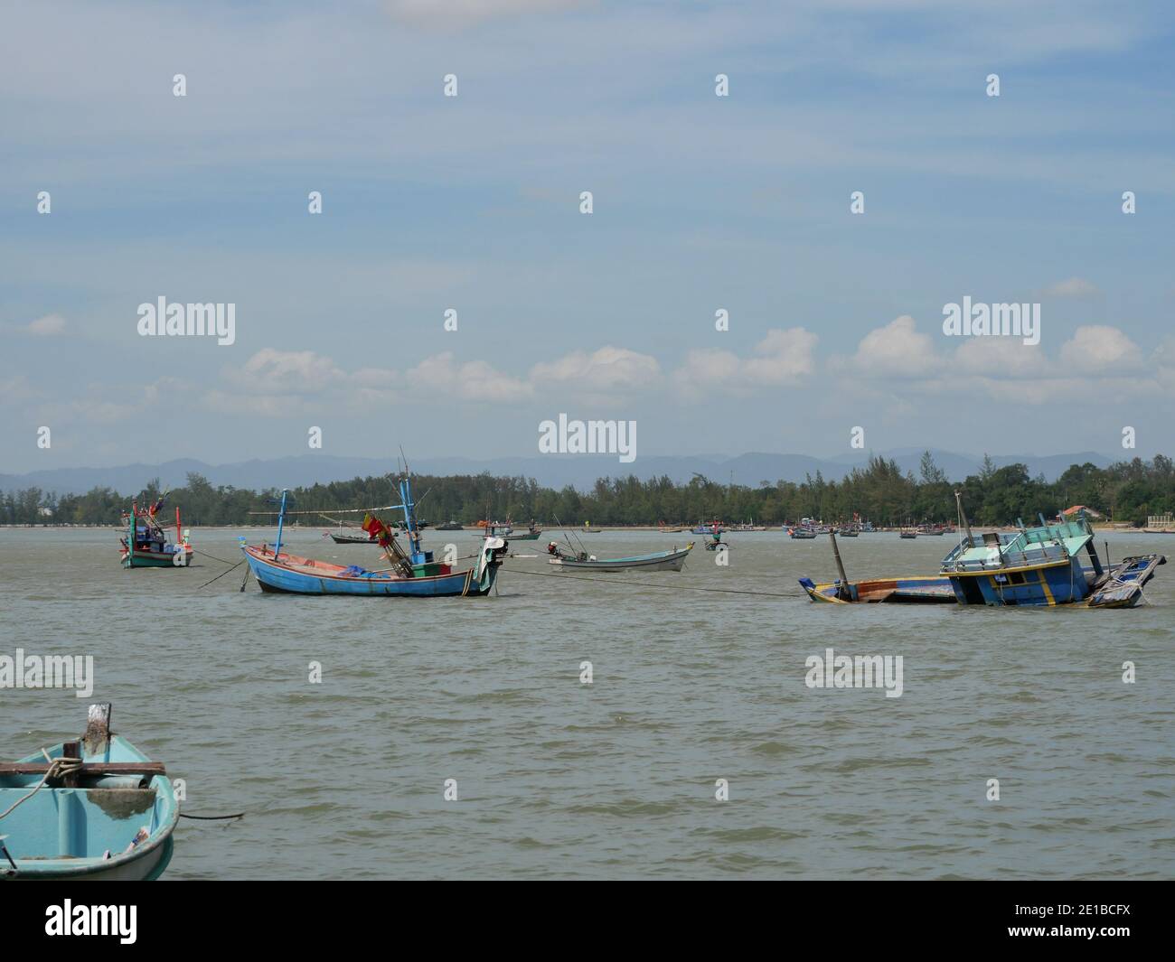 Boat sinking hi-res stock photography and images - Alamy