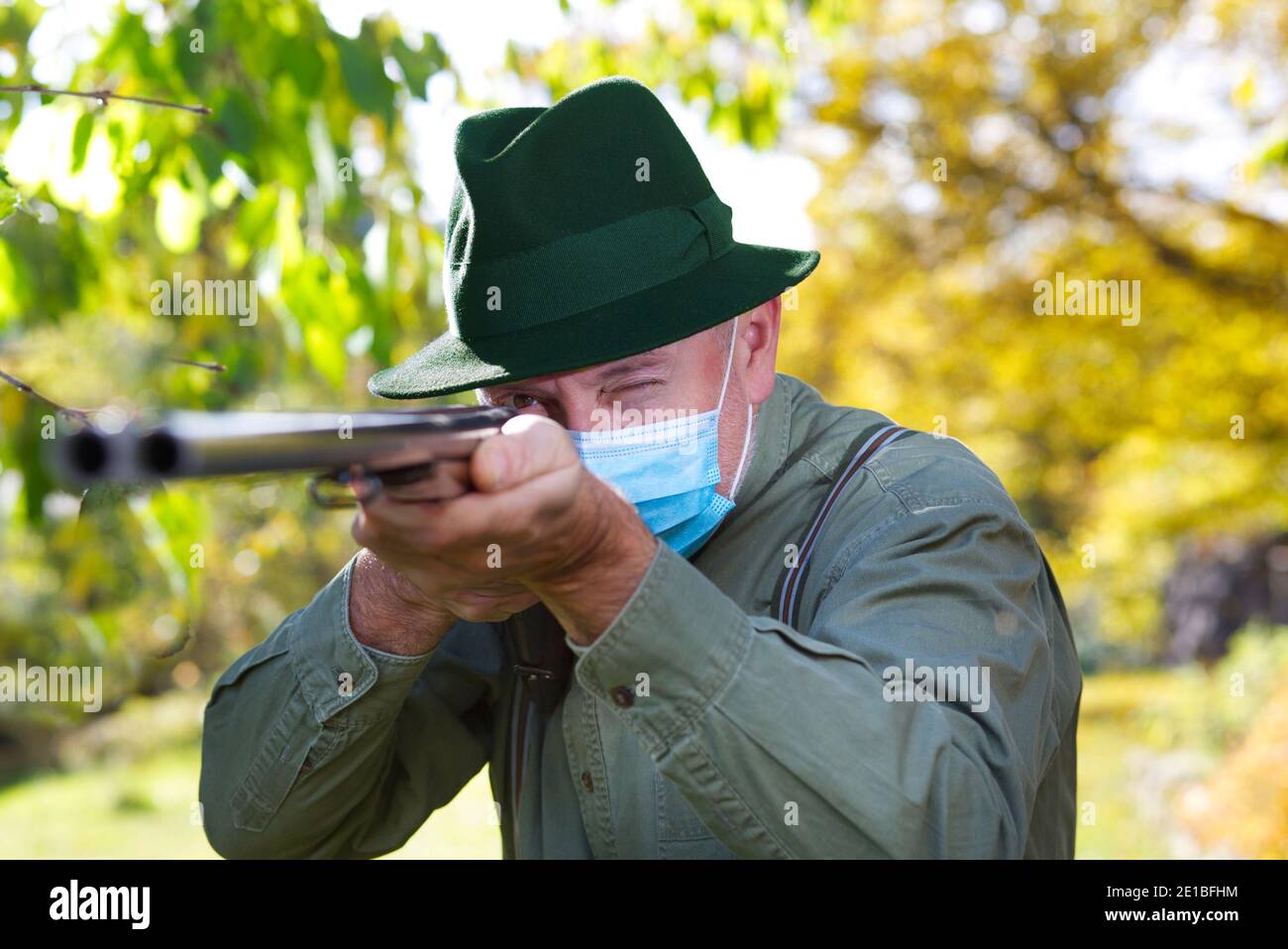 Hunter shooting rifle hi-res stock photography and images - Alamy