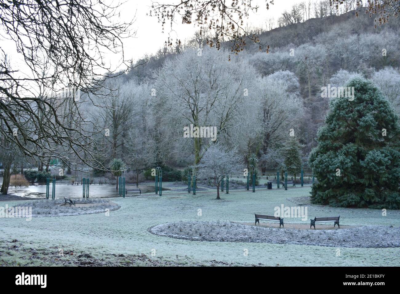 Empty park benches in the rain hi-res stock photography and images - Alamy